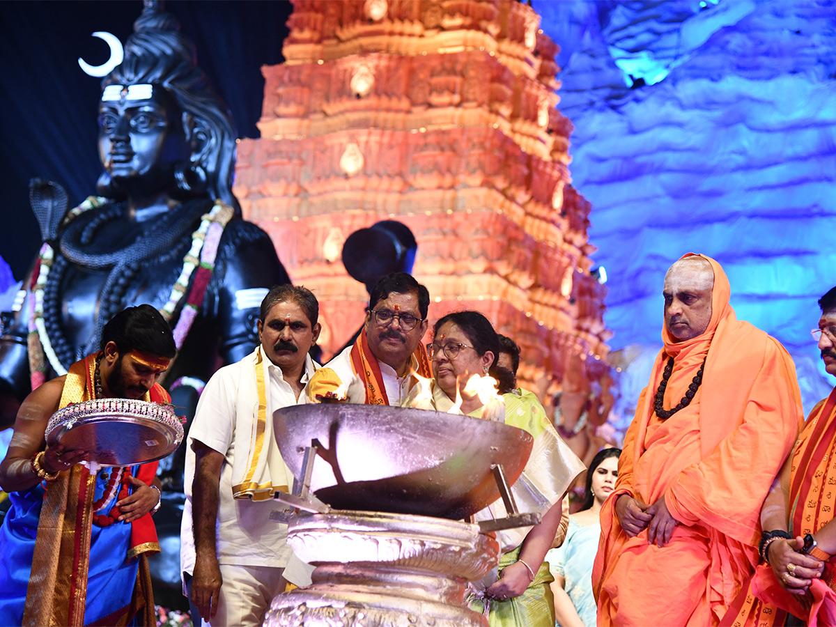 హైదరాబాద్ : ఎన్టీఆర్ స్టేడియంలో ఘనంగా కోటి దీపోత్సవం (ఫొటోలు) | Koti Deepotsavam 2023 In NTR ...